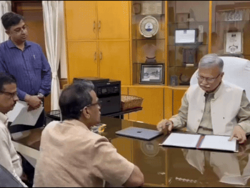BHU Vice Chancellor held his first meeting with officials | BHU कुलपति ...