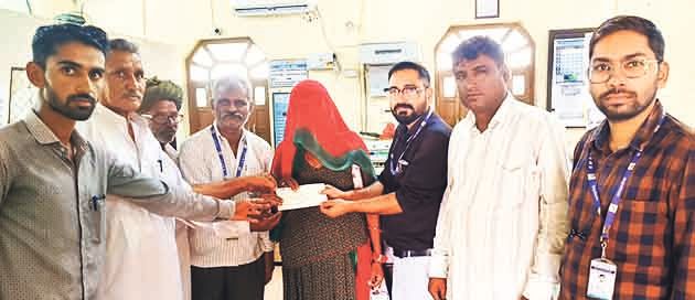 2 lakh cheque handed over under Pradhan Mantri Jeevan Jyoti Bima Yojana ...