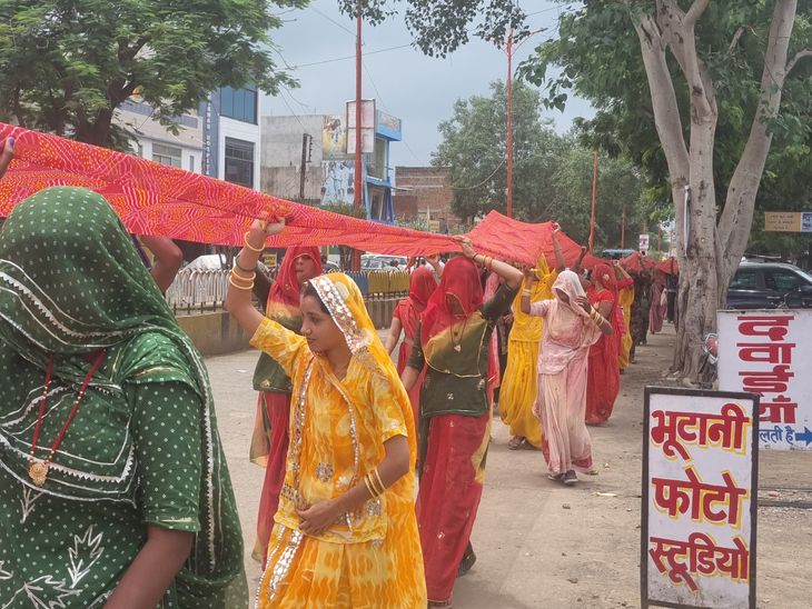 200 feet long Chunri Yatra started in Garoth | गरोठ में निकली 200 फीट ...