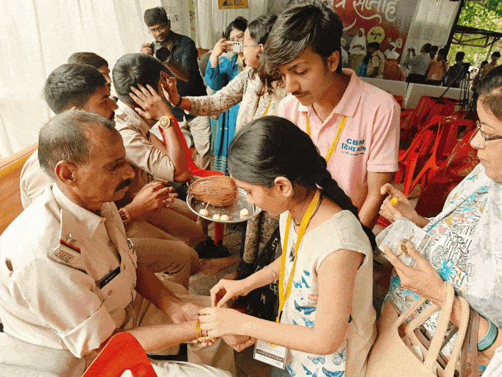 Protection tied with the string of rituals | भोपाल में पुलिस कर्मियों ...