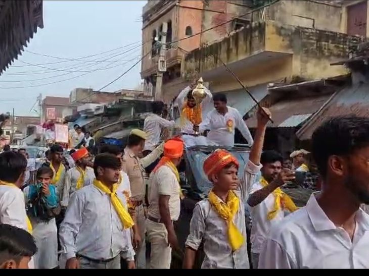 Daksha Prajapati's procession took place in Hathras | हाथरस में निकली ...