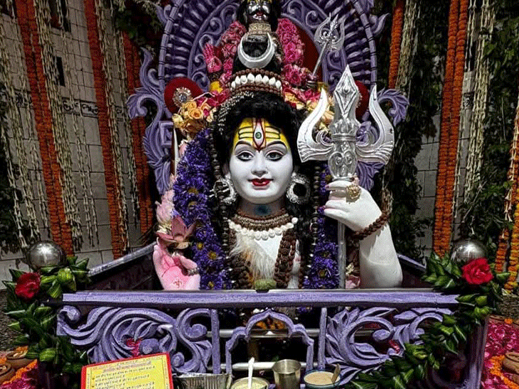 A huge crowd of devotees gathered at Pandeshwar Mahadev temple in ...