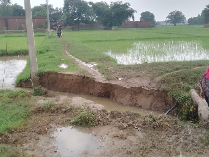 Electricity pole on the verge of falling in Patiha