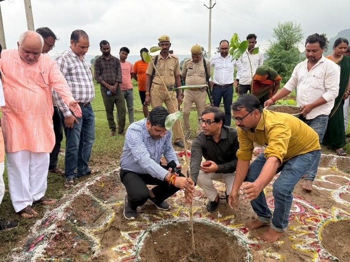 Massive tree plantation program organized in Korav | कोराव में बृहद ...