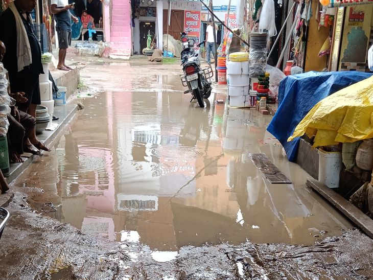 Waterlogging at the gate of Ramganj Galla Mandi