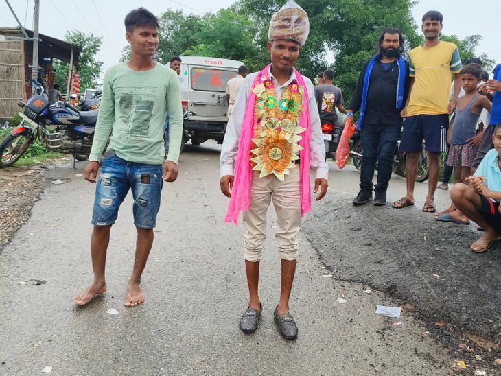 A unique wedding procession took place on a boat amidst the flood in ...