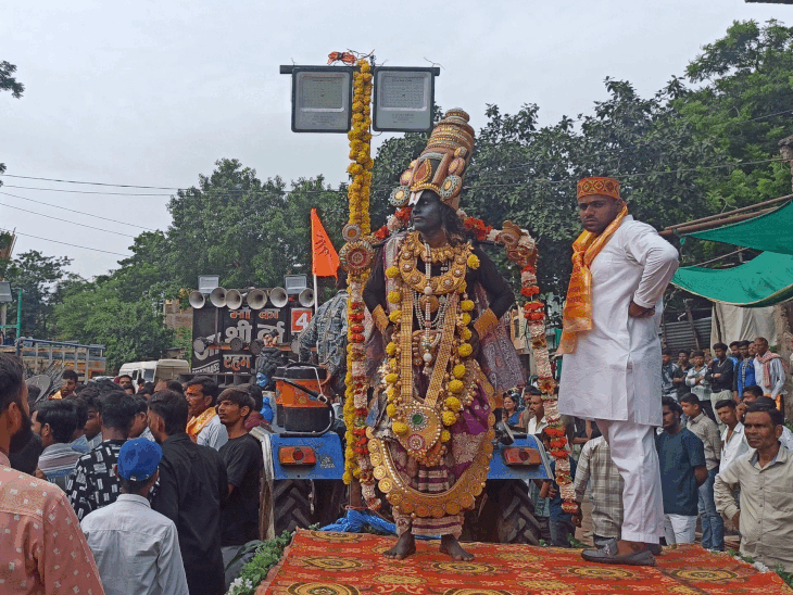The royal procession of Raja Atal Darbar started in Manawar