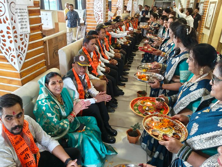 Women in Ashta honored ex-servicemen with Rakhi | आष्टा में महिलाओं ने ...
