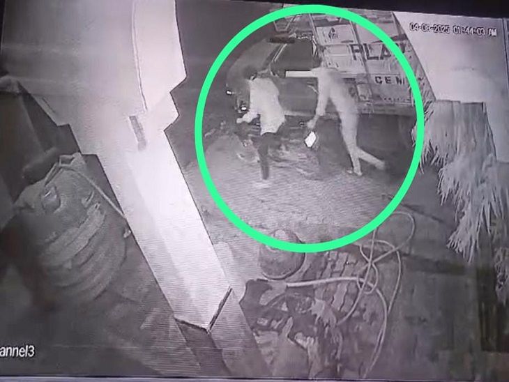 Covered the CCTV camera with a pot and stole the bike | लोटे से CCTV ...