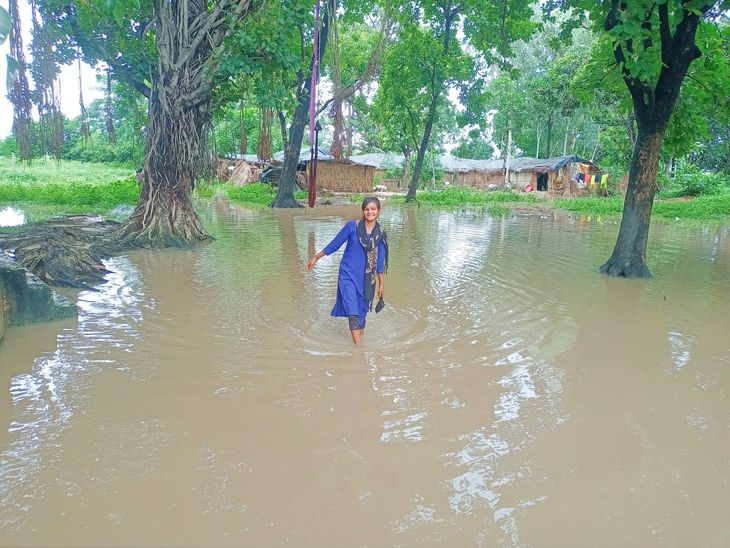 Water filled around houses due to rain in Ayodhya