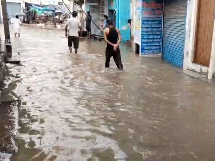 Waterlogging in Pihani town, streets turned into ponds, people are ...