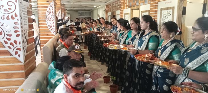 Women made rakhis by hand and sent them to the border | महिलाओं ने ...