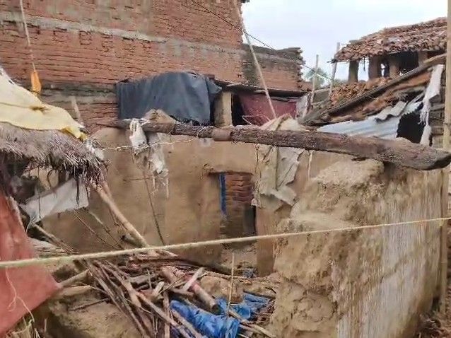 Mud house collapsed due to heavy rain in Jamui | जमुई में तेज बारिश से ...