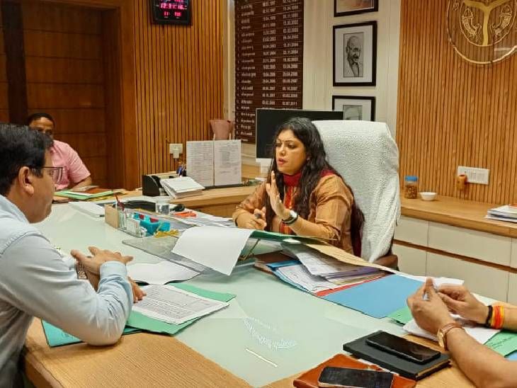 Noida DM removed Aslaha Babu He was repeatedly calling the driver and ...