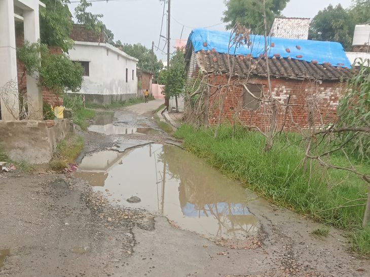 Pothole formed on Bhaluhi Lohjhar road | भलुही लोहझार सड़क पर गड्ढा बना ...