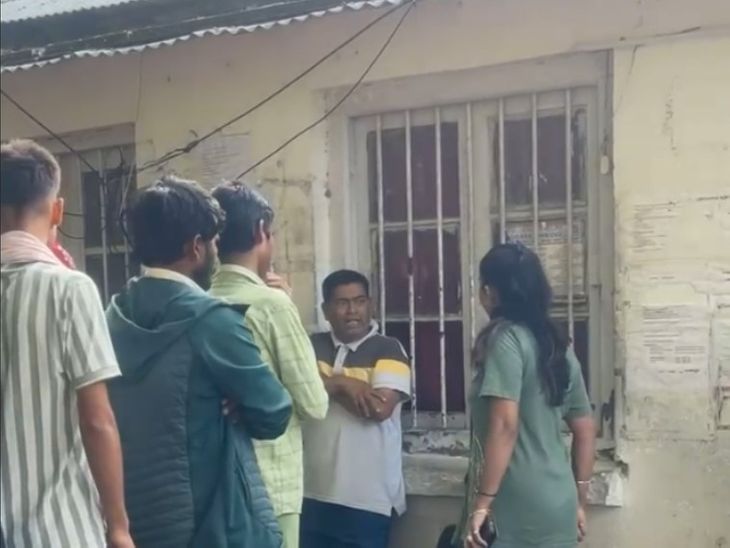 Token system fails at Aadhaar centre in Mhow post office | महू डाकघर ...