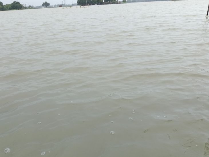 The water level of Ganga is continuously rising in Manda