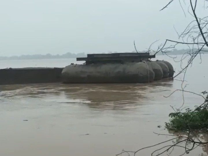 Pipa bridge seen floating in Yamuna river, VIDEO