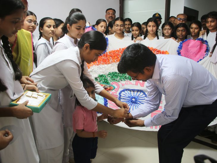 Map of India made in tricolour with the thread of love: In Satna, girl ...