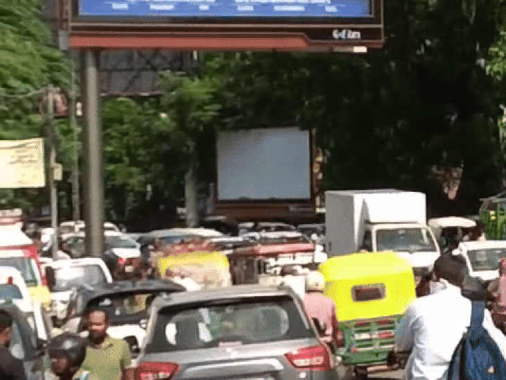 The journey of jam and potholes from Hariparvat to Awas Vikas