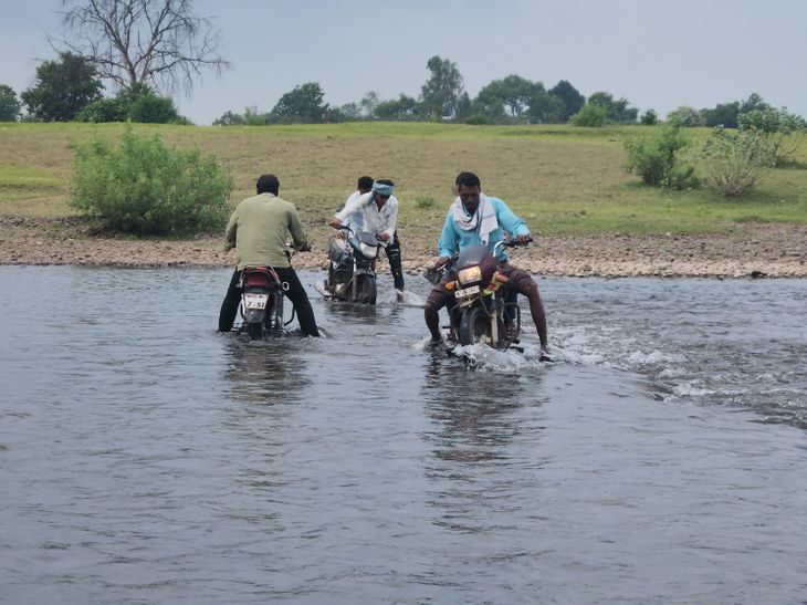 People are forced to cross the strong current of the river to go to school