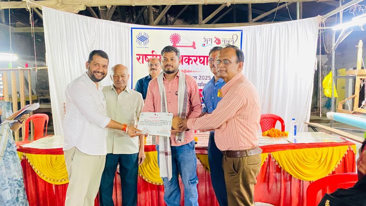 11th Handloom Weavers Day celebrated | 11वां हथकरघा बुनकर दिवस मनाया ...