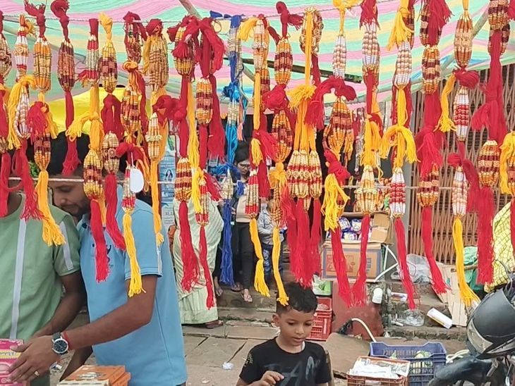 The markets in Lambhua are full of excitement on the occasion of ...