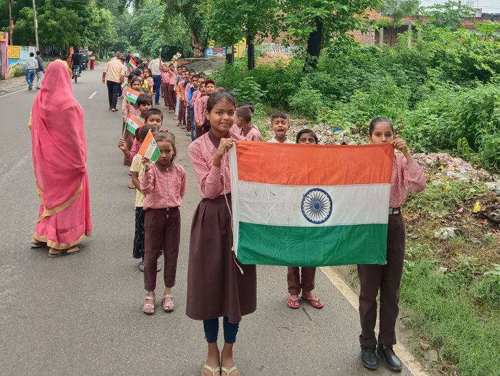 Children took out a tricolor procession in every house in Ramauli ...