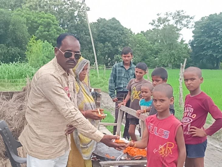Distribution of halwa prasad on Rakshabandhan in Shravasti | श्रावस्ती ...