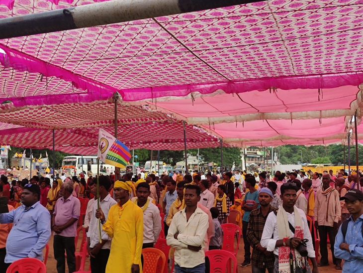 A huge crowd gathered in Duddhi on World Tribal Day