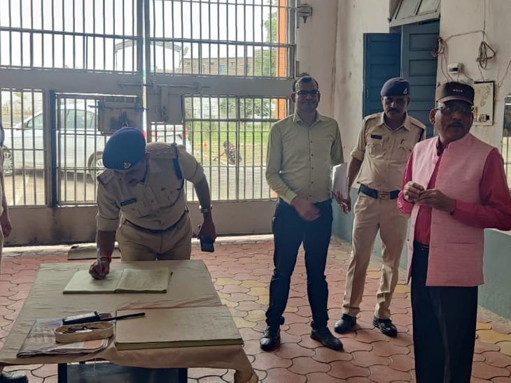 Jail DIG arrived to inspect the sub jail in Shujalpur | शुजालपुर में उप ...