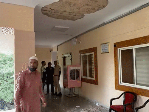 The plaster of the dilapidated ceiling fell in the Municipal ...