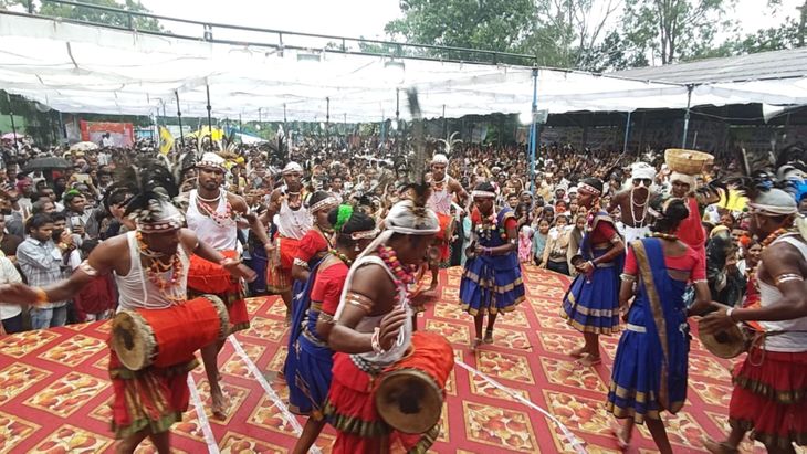 Young men and women of the tribal society performed Rela Pata dance in ...