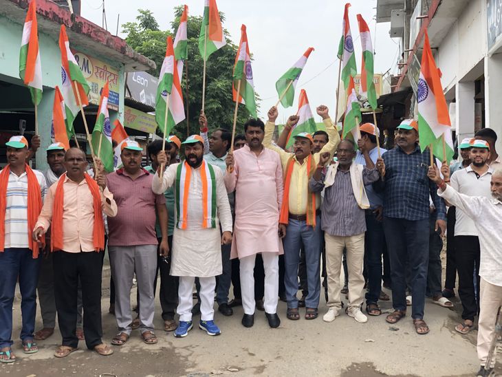 BJP workers took out a tricolor march in Gagaha, Gorakhpur | गोरखपुर के ...