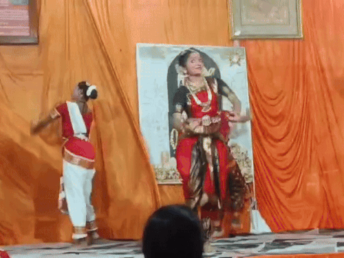 Ayodhya. Girls from Tamil Nadu performed dance worship in front of Shri ...