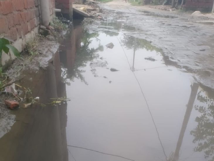 Waterlogging in Saidapur Bhau of Lakhimpur Kheri affected movement ...
