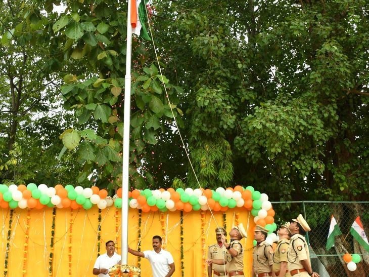 Lalitpur SP hoisted the flag in the police line on Independence Day