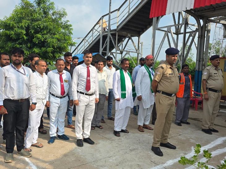 Independence Day celebrated with great pomp at Achalda Railway Station