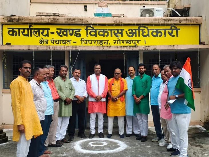 Flag hoisting at various places in Pipraich on Independence Day