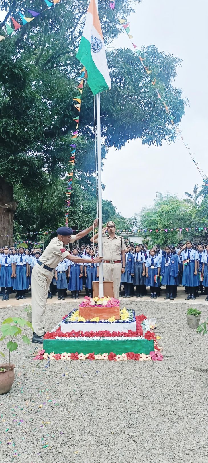Station in-charge Chandra hoisted the flag at Benur police station ...