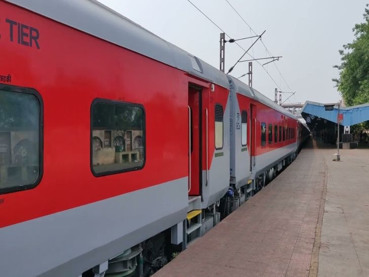 Ladies bag stolen in Samta Express, jewelry worth 9 lakhs missing ...
