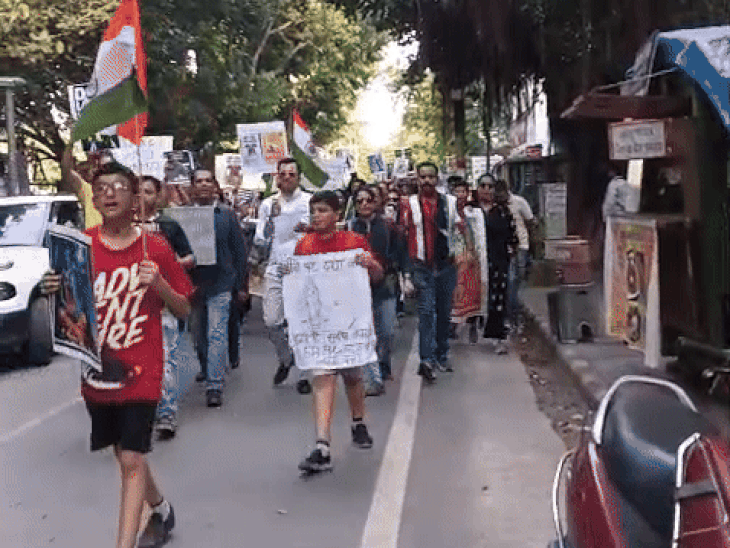 Protest against the captivity of local dogs in Agra