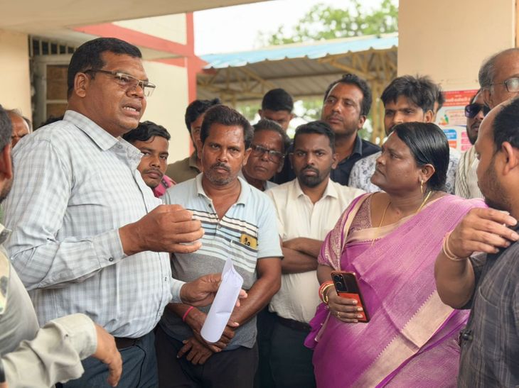 Farmers gheraoed the electricity office over unannounced power cuts ...