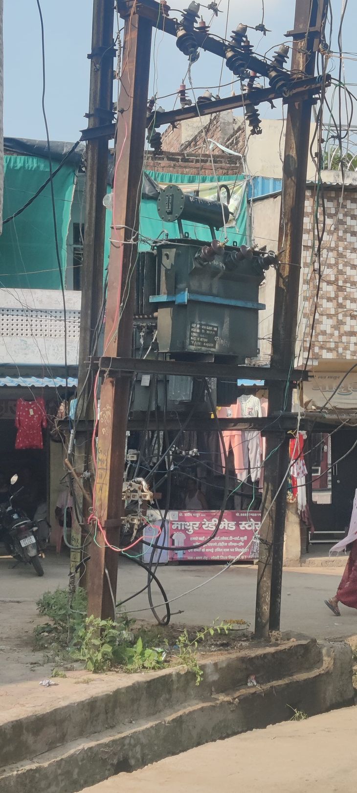 Transformers are not working in the wards of Gormi, people are suffering from heat | गोरमी के ...