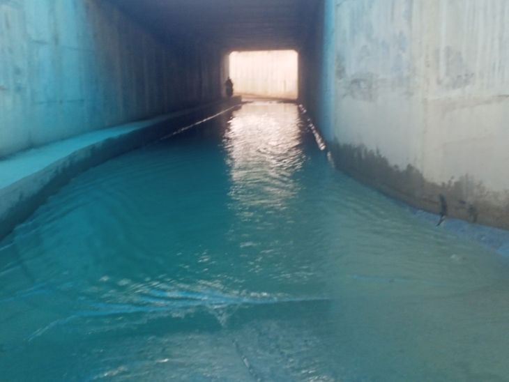 Trouble due to waterlogging in Khajuria underpass | खजुरिया अंडरपास में ...