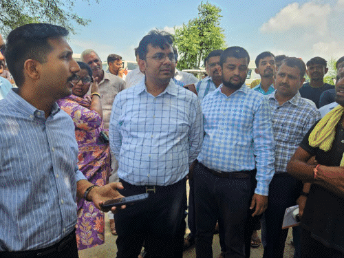 Lucknow DM Visakh G. visits flood affected villages BKT Area ...