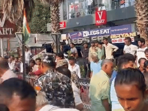 Uproar during PDA encroachment removal in Civil Line | प्रयागराज में ...
