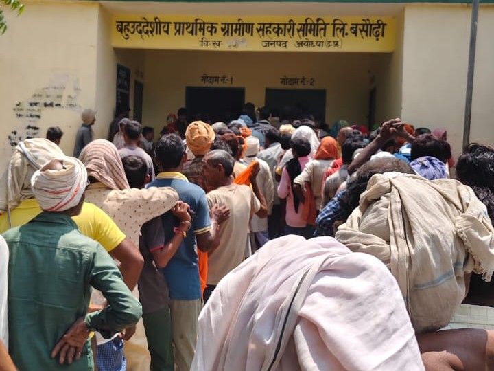 Urea crisis causes problems for farmers | यूरिया संकट से किसानों की ...