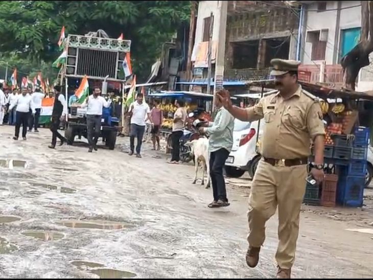 Garautha's main road is in bad condition since 25 years | गरौठा की ...