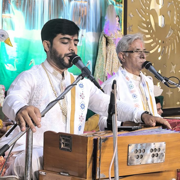 Who says God doesn't come, you don't call him like Meera... | कौन कहता ...